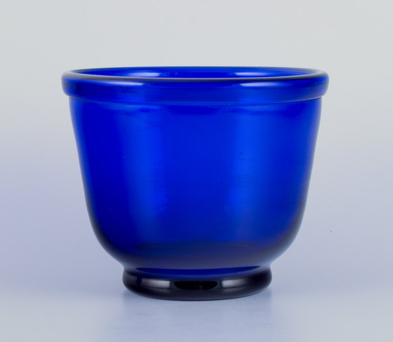 A pair of Danish art glass vases in dark blue glass. Mouth blown. – L ...