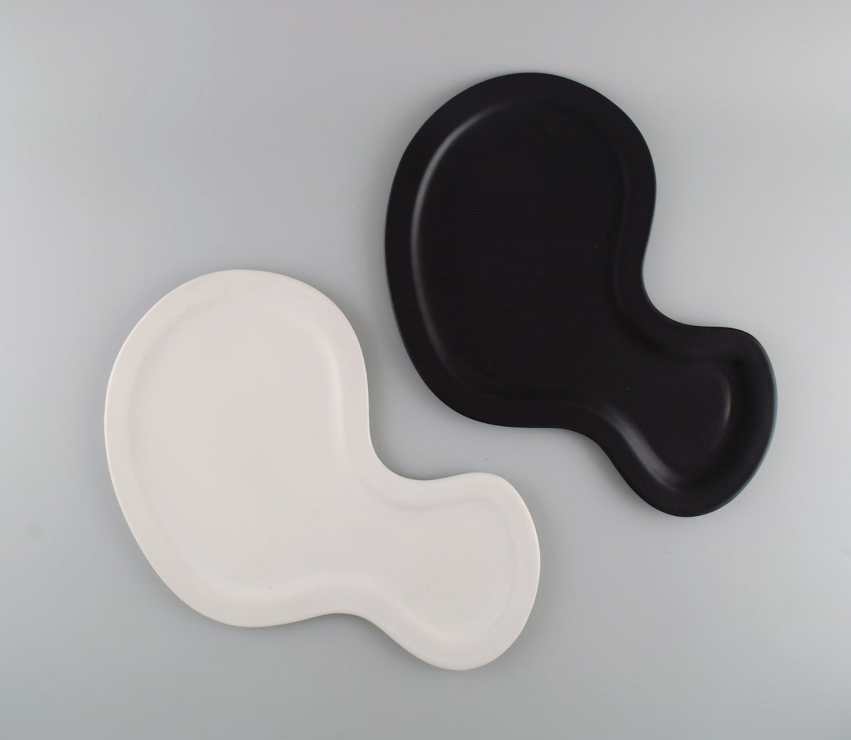 British design. Five large freeform plates in glazed porcelain. Late 2 ...