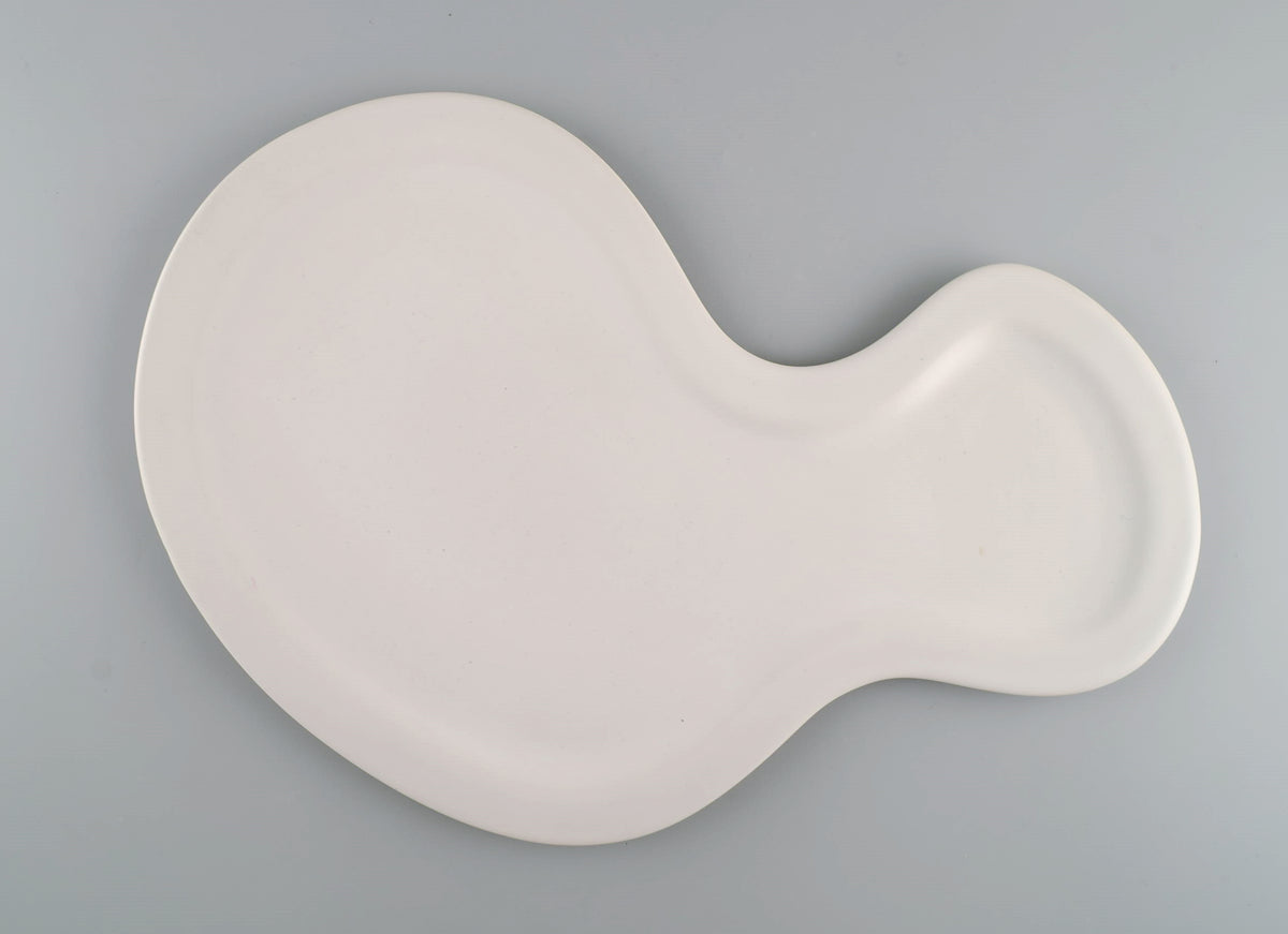 British design. Five large freeform plates in glazed porcelain. Late 2 ...