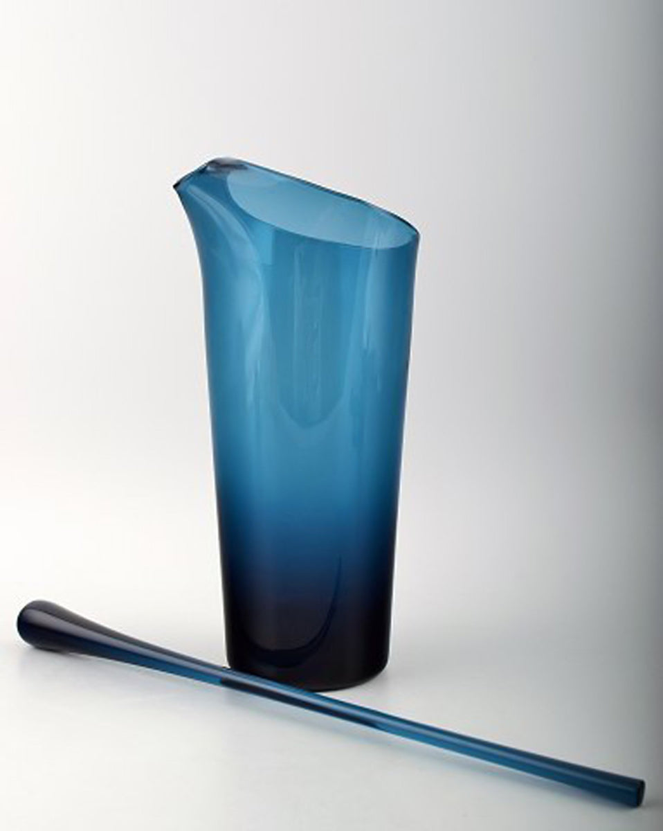 Lemonade pitcher with stir stick in dark blue glass. – L' ART COPENHAGEN