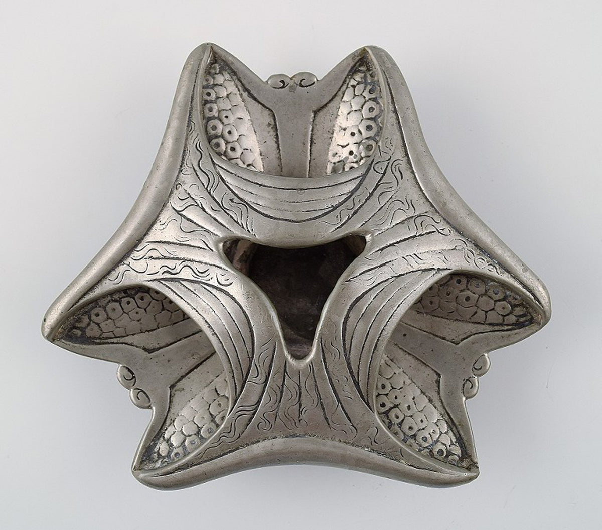 Mogens Ballin, Art Nouveau dish in pewter. – L' ART COPENHAGEN